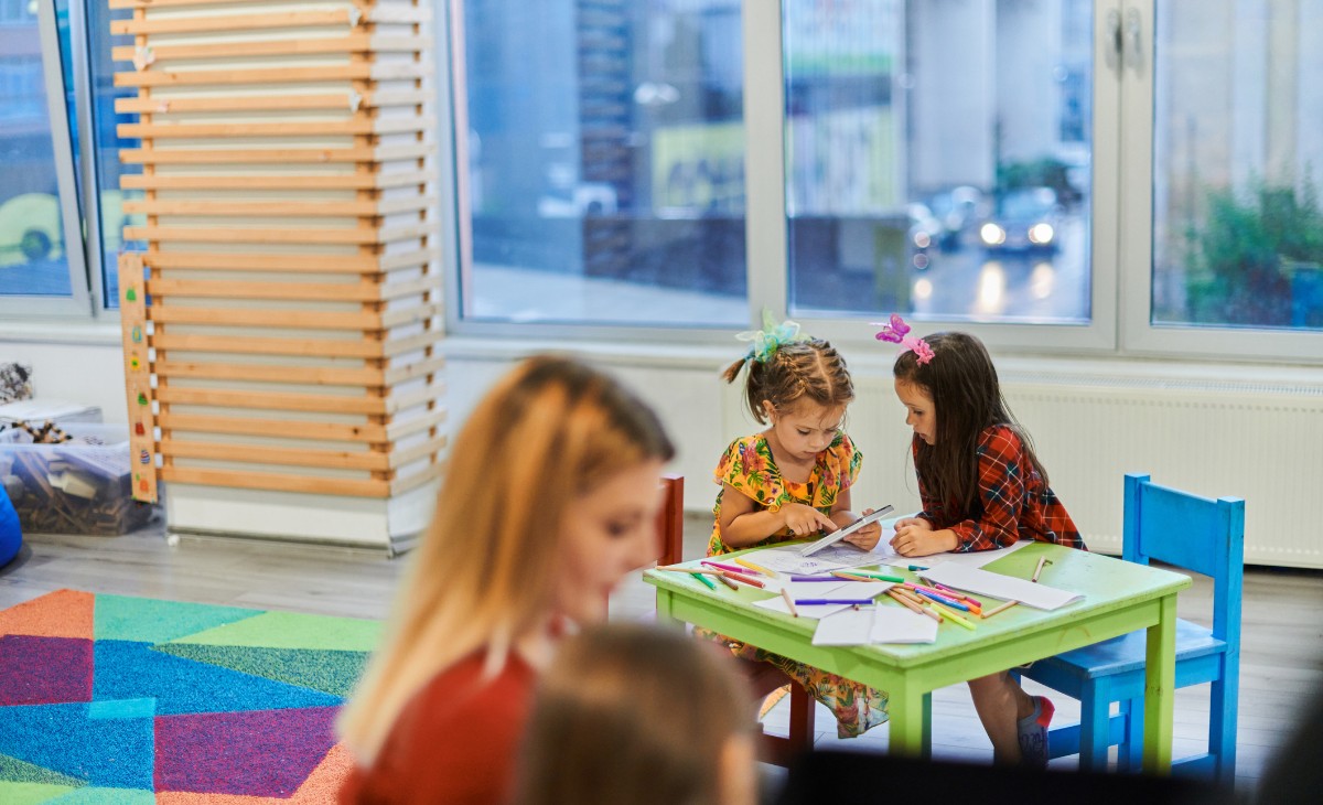 Como criar um ambiente escolar acolhedor para melhorar a retenção dos ...